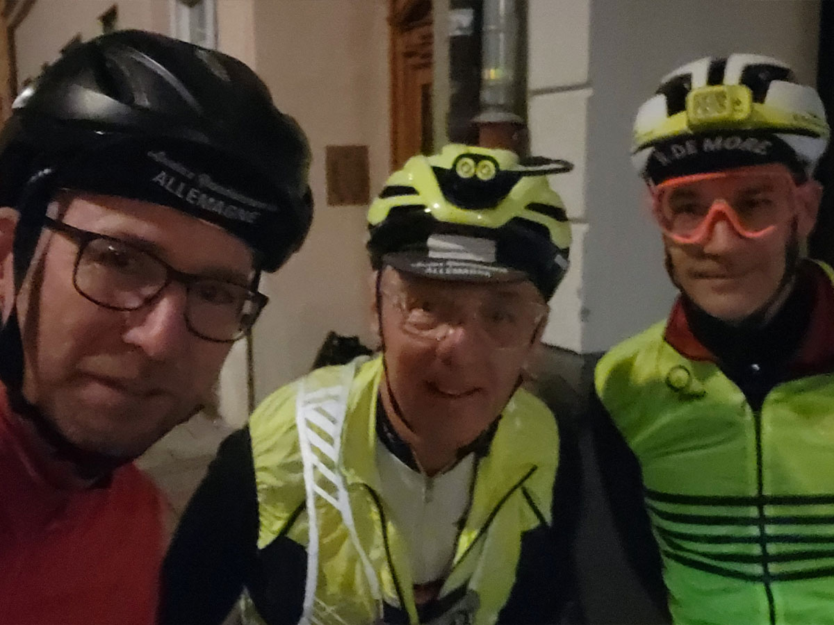 Das Abenteuer beginnt – der erste Radler auf der Strecke ...